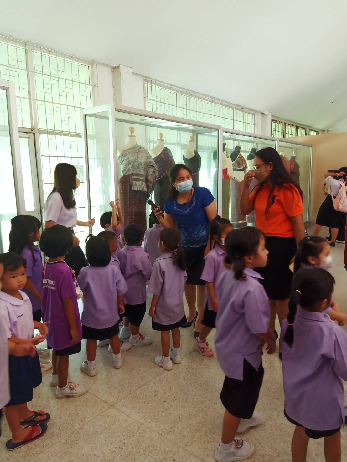 นร.ชั้นบริบาล-อนุบาล 3 เข้าเยี่ยมชมหอวัฒนธรรม ม.ราชภัฏสุรินทร์ – Satit SRRU